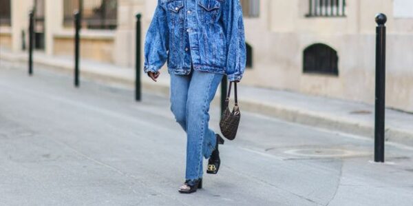 Jeans bootcut está de volta, descubra tudo sobre a peça